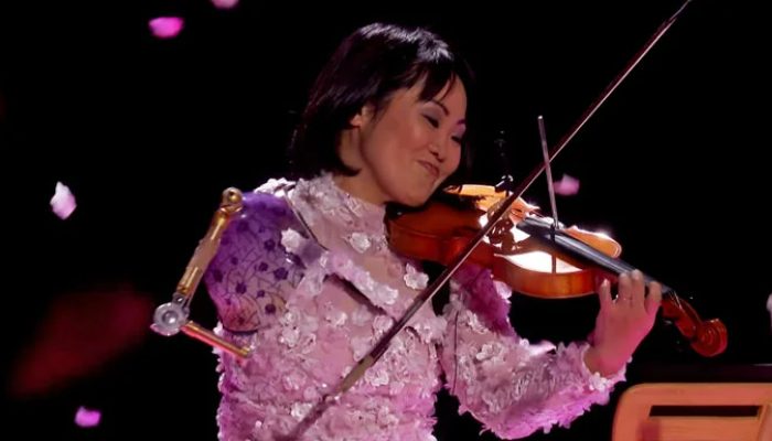Social media is amazed by a woman who plays the violin expertly with ...